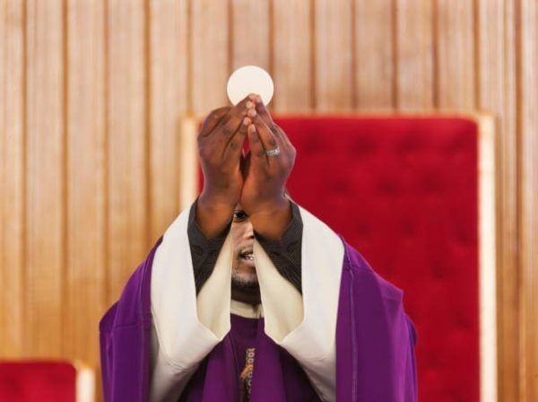 Visa pour prêtre catholique : les particularités – Pole Démarches